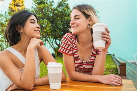 Liebevolles Lesbisches Paar Das Ein Date Im Café Hat Kostenlose Foto