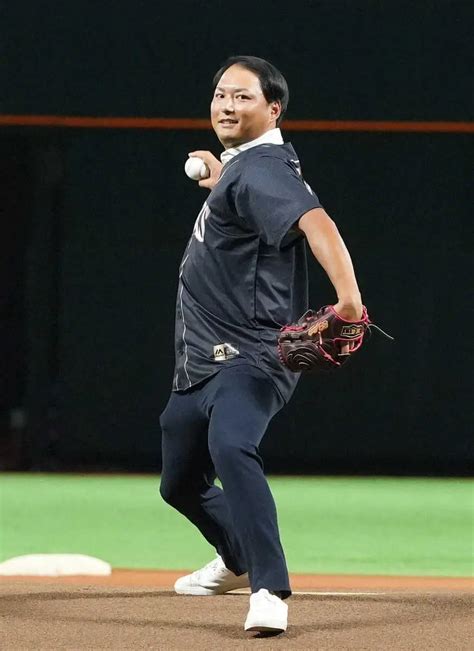 ＜ソ・楽＞セレモニアルピッチに登場した摂津氏（撮影・岡田 丈靖） ― スポニチ Sponichi Annex 野球