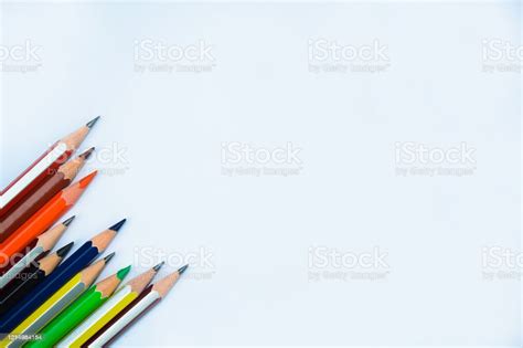 흰색 고립 된 배경에 다른 색깔의 나무 연필 크레용의 무리의 행 0명에 대한 스톡 사진 및 기타 이미지 0명 3차원 형태