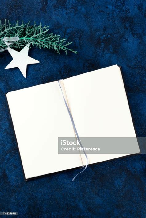 새해 해상도 또는 버킷 리스트 개념입니다 진한 파란색 배경에 플랫레이 오버헤드 모형 감사에 대한 스톡 사진 및 기타 이미지 감사 다이어리 메모장 Istock