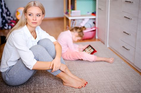 젊은 어머니는 바닥에 집에서 긴장과 슬픈 아이는 태블릿에 만화를보고 연극 장난 꾸러기 아이 가족 개념 가정의 방에 대한 스톡 사진 및 기타 이미지 Istock