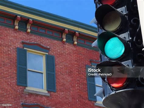 Lampu Lalu Lintas Hijau Pada Lampu Lalu Lintas Vintage Dan Bangunan Di