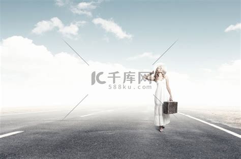 她轻装上阵。高清摄影大图 千库网