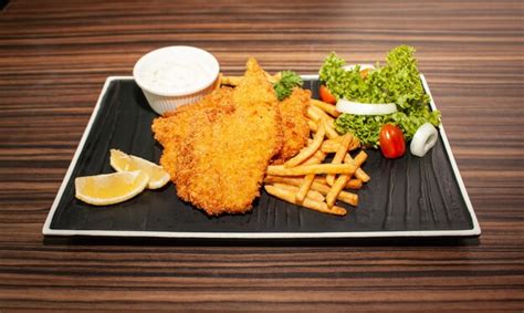 Schnitzel clássico de frango batatas fritas salada e sorvete