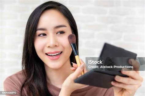 아름 다운 아시아 여자 뷰티 블로거 화장품 메이크업 자습서를 하 고 실루엣에 대한 스톡 사진 및 기타 이미지 실루엣 여자 한 명의 여자만 Istock