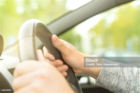 여름에 자동차를 운전 하는 행복 한 사람 드라이버 핸들을 양손으로 잡고입니다 여행 여행 또는 통근 개념 도로에 대한 스톡 사진