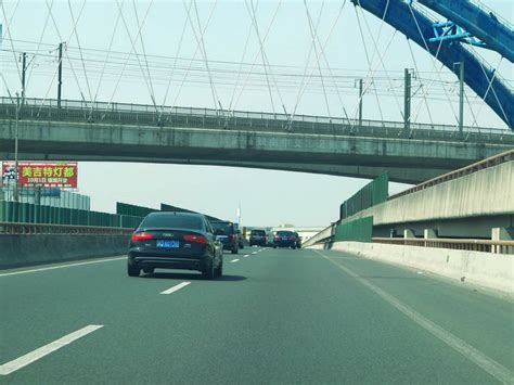 无人横图室外白天正面植物大桥道路高速公路路桥梁指示牌公路汽车阴影光线英文标志路标数字文字影子字符