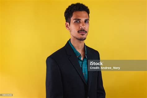 노란 배경에 고립 된 스튜디오에서 양복을 입은 흑인 남성 극적인 빛을 가진 고립 된 사업가 30 34세에 대한 스톡 사진 및 기타 이미지 Istock