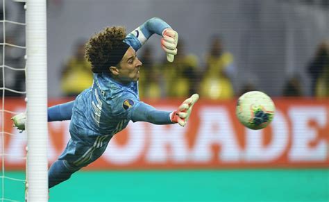 Guillermo Ochoa se viste de héroe y califica a México