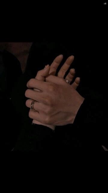 صور بنت ماسكة ايد حبيبها خلفيات رومانسية ماسكين يدين بعض إمبراطورية