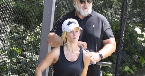 러셀 크로우 몰라보게 살찐 근황 26살 어린 여친과 테니스[파파라치컷]