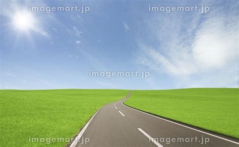 草原の道と雲と太陽の写真素材 [24366930] イメージマート