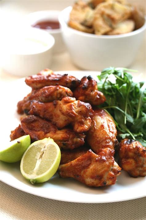 버팔로 치킨윙과 감자 웨지스 네이트 판