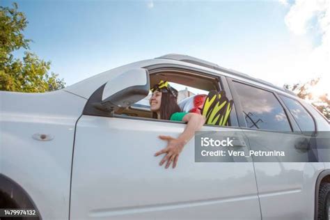 바다 자동차 여행 여행 미소 여자 드라이버 에 자동차 전체 의 휴가 물건 차에 대한 스톡 사진 및 기타 이미지 차 여름 휴가 Istock