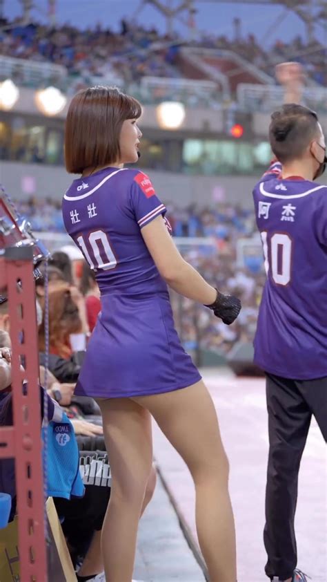 破尺度！啦啦隊女神「下半身走光」 11萬人驚喊：看到了