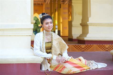 မြတ်တော်ဝင် ဗမာ့နန်းဓလေ့ သိုရင်း၊ထိုင်မသိမ်းဝတ်စုံ ဝန်ဆောင်မှုလုပ်ငန်း မြတ်တော်ဝင