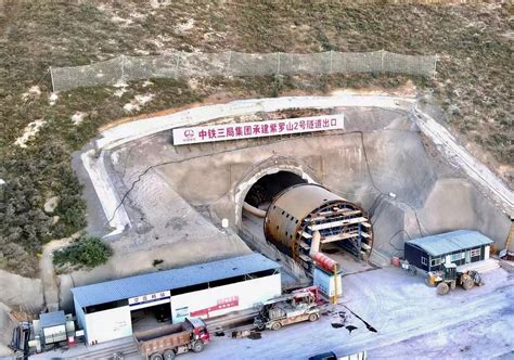 雄忻高铁打通首座隧道施工罗山山西省