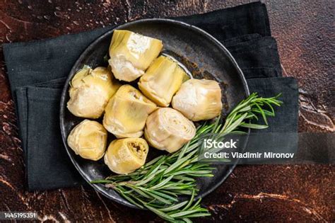 이탈리아 전채 아티 초크 하트는 허브와 향신료와 함께 올리브 오일에 절인 어두운 배경입니다 상위 뷰 0명에 대한 스톡 사진 및 기타 이미지 Istock