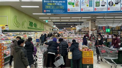 대형마트 휘청일 때 동네 식자재마트 ‘북적