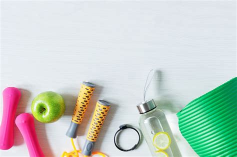 복사 공간이있는 피트니스 장비 상단보기 아령 점프 로프 물병 과 흰색 나무 배경에 피트니스 매트 물병에 대한 스톡 사진 및 기타 이미지 Istock