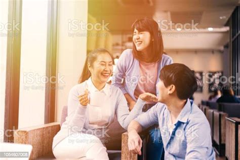 동남 아시아 수석 어머니 젊은 남자와 여 자가 웃음과 행복 실내 이야기와 커피 한 잔 들고 3 명에 대한 스톡 사진 및 기타 이미지 Istock