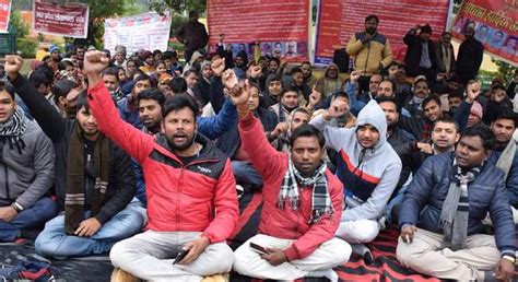 रामपुर में एसडीएम ने 40 लेखपालों को दी बर्खास्तगी की चेतावनी Rampur