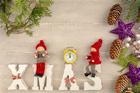 Latar Belakang Natal Dengan Dekorasi Natal Kerucut Pinus Dan Cabang