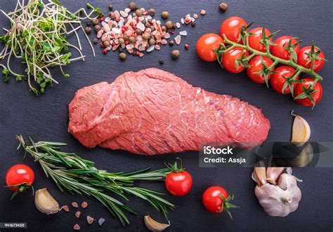원시 조각으로 쇠고기와 야채 고기를 요리 하는 과정 배경 갈비 음식에 대한 스톡 사진 및 기타 이미지 갈비 음식 경관 고기 Istock