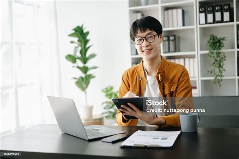 노트북과 태블릿을 타이핑하는 잘생긴 아시아 비즈니스 여성 현대 사무실의 테이블에 놓여 있다 20 24세에 대한 스톡 사진 및