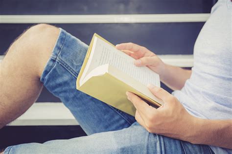 거실에 있는 여가 교육 연구 기술 개념에 대 한 책을 읽고 캐주얼 옷에 잘생긴 젊은 비즈니스 아시아 남자 가정의 방에 대한 스톡 사진 및 기타 이미지 Istock