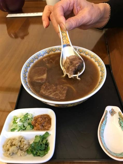 守家規20年來不吃牛肉，某天阿公卻走進牛肉麵店他崩潰：您早說啊