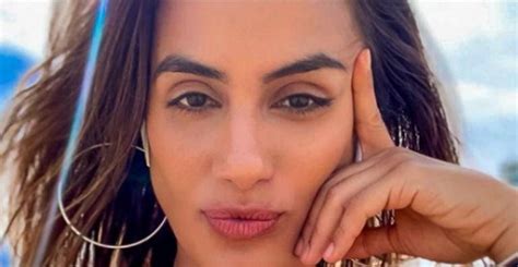 Ex BBB Carol Peixinho sensualiza na areia maiô indiscreto