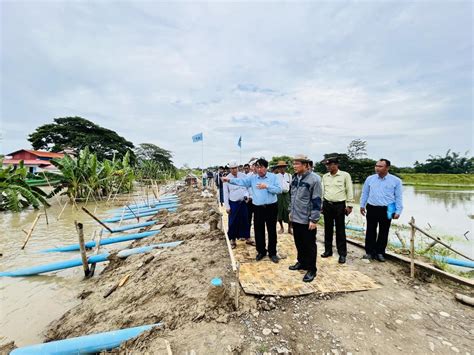 ဧရာဝတီတိုင်းသကြီးအစိုးရအဖွဲ့ ဝန်ကြီးချုပ်ဦးတင်မောင်ဝင်းနှင့် တာဝန်ရှိသူများ ဟင်္သာတမြို့ ဖောင