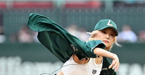 사진 장예은볼륨 몸매 뽐내며 시구