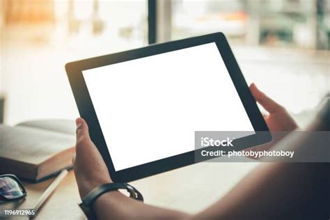 사무실에서 태블릿과 노트북을 가지고 일하는 비즈니스 여성 남자에 대한 스톡 사진 및 기타 이미지 남자 남자 사업가 노트북 Istock