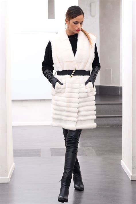 White Royal Female Mink Fur Vest With Whole Skins Made In Italy Skins