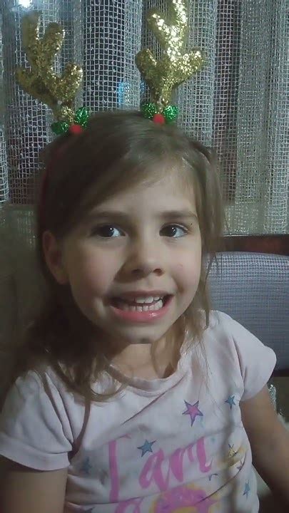 Софија рецитује Лептирићу шаренићу Youtube