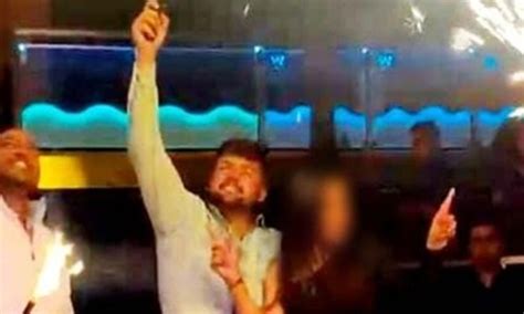 Ravindra Dhangekar पुण्यात पोलीस कॉन्टेबलची पबमध्ये पार्टी रवींद्र