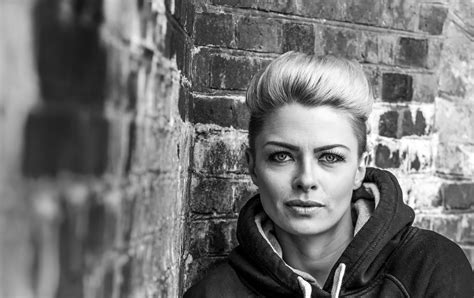 Outdoor Portrait In Sw Foto And Bild Portrait Portrait Frauen