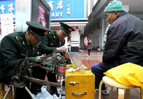 上海：南京路上学雷锋 为民服务三十载