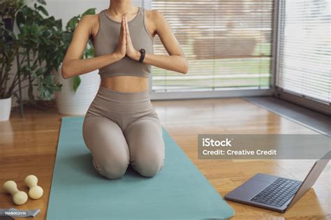 집에서 온라인 요가 수업을 듣는 여자 컴퓨터에서 웹캠 명상 연습에 종사하는 여성 건강한 생활방식에 대한 스톡 사진 및 기타 이미지 건강한 생활방식 격리 근육 Istock