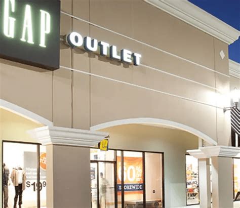 Difference Between Outlets And Retail Stores Marketing Mind
