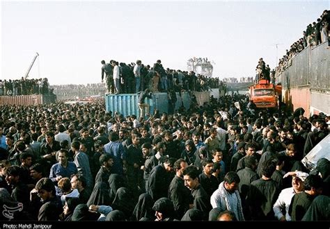 روایتی متفاوت از تشییع امام خمینی ره از نگاه عکاس اصفهانی؛ لحظه هایی ثبت شده از اشک و عشق