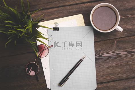 木桌上的笔记本和笔 咖啡杯花在锅顶视图中高清摄影大图 千库网