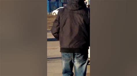 Мужчина бьет и угрожает битой своей жене - YouTube