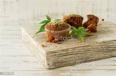 마리화나와 컵 케이크 대마초 잡초 Cbd 맛있는 컵 케이크 머핀 식품 디저트 간자 합법화의료용 마리화나 약물 건강관리와 의술에