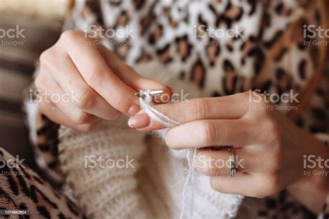 여자 손 뜨개질 모직 옷 뜨개질의 바늘 클로즈업입니다 천연 양모입니다 가로 사진입니다 프리랜서 창의적인 작업 및 생활 개념 건강