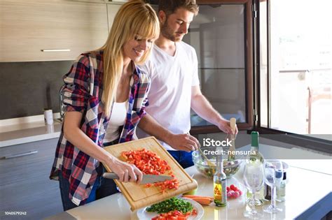 행복한 젊은 커플 요리요 발허리뼈와 부엌에서 집에서요 2명에 대한 스톡 사진 및 기타 이미지 2명 가정 생활 가정 주방