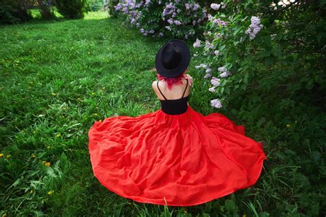 빨간 머리 직업 패션 소녀 여름에 라일락 색상의 봄 초상화 아름 다운 빨간 분홍색 드레스 여자의 몸에 문신 밝은 메이크업 전문 헤어 컬러링 관능에 대한 스톡 사진 및 기타