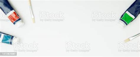 흰색 배경에 오일 또는 아크릴 페인트와 브러시가 있는 멀티 컬러 튜브 복사 공간 웹 배너 0명에 대한 스톡 사진 및 기타 이미지